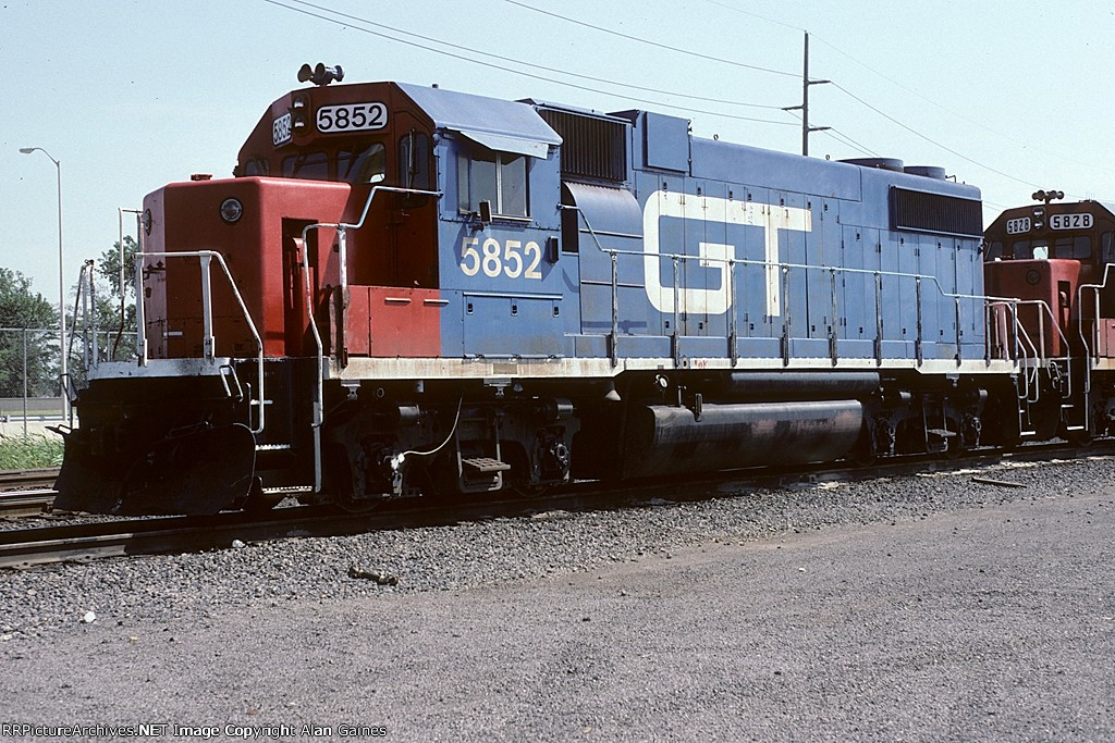 GTW GP38-2 5852